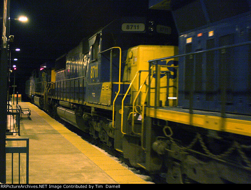 CSX 8711 on Q410